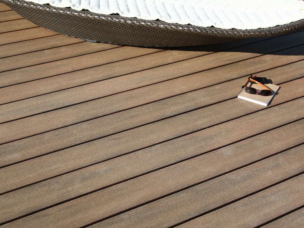 Terrassendiele WPC Emotion Äquator Braun | WPC-Terrassendielen ...